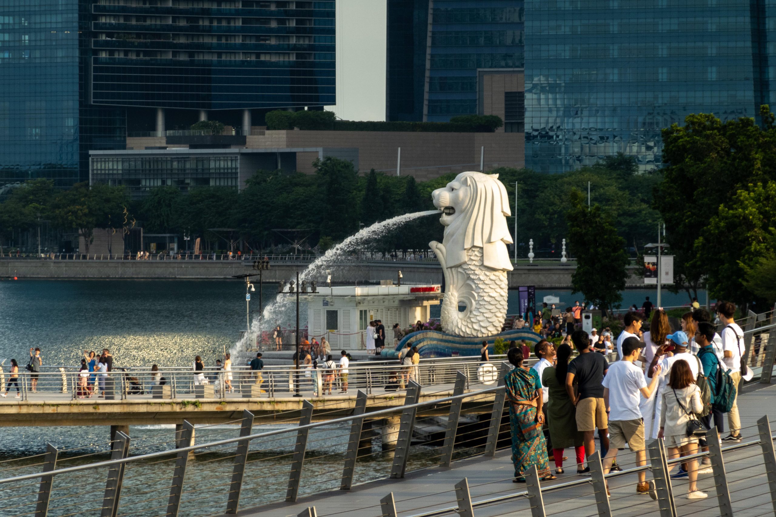 Esplanade to Merlion Park: tourist wannabe